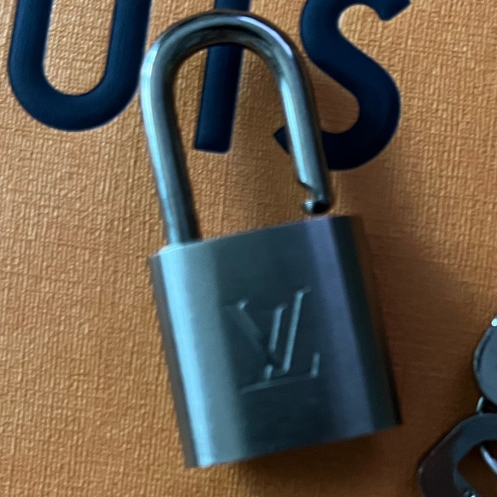 Silver/Gunmetal Louis Vuitton Lock & Keys - Gem